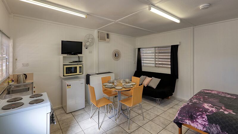 Cabins - Rubyvale Caravan Park