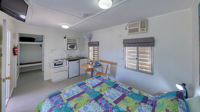 Cabins - Rubyvale Caravan Park